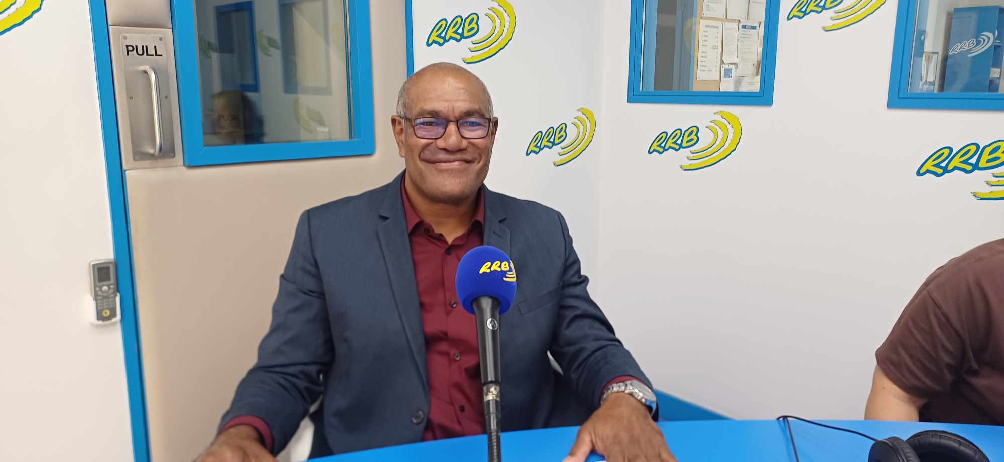 L'INVITE DU MATIN : ALCIDE PONGA | Radio Rythme Bleu