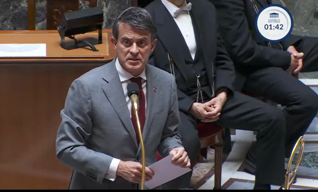 Manuel Valls bousculé à l'Assemblée nationale et au Sénat | Radio ...